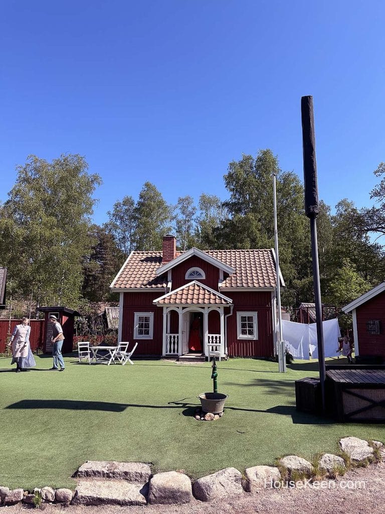 10 Cozy Cottages Designs In “Small Village” Style