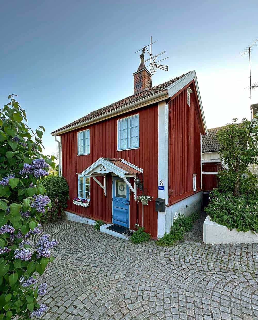 10 Small House Concepts With Amazing Shapes (Pictures)